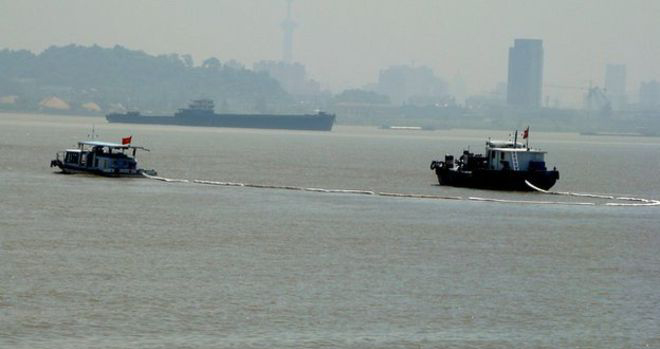 Chinese ship sinks with 450 on board | The Guardian